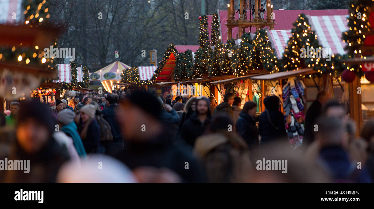 Berlin, Germany. 21st Nov, 2016. View of the Christmas market 'Berliner ...