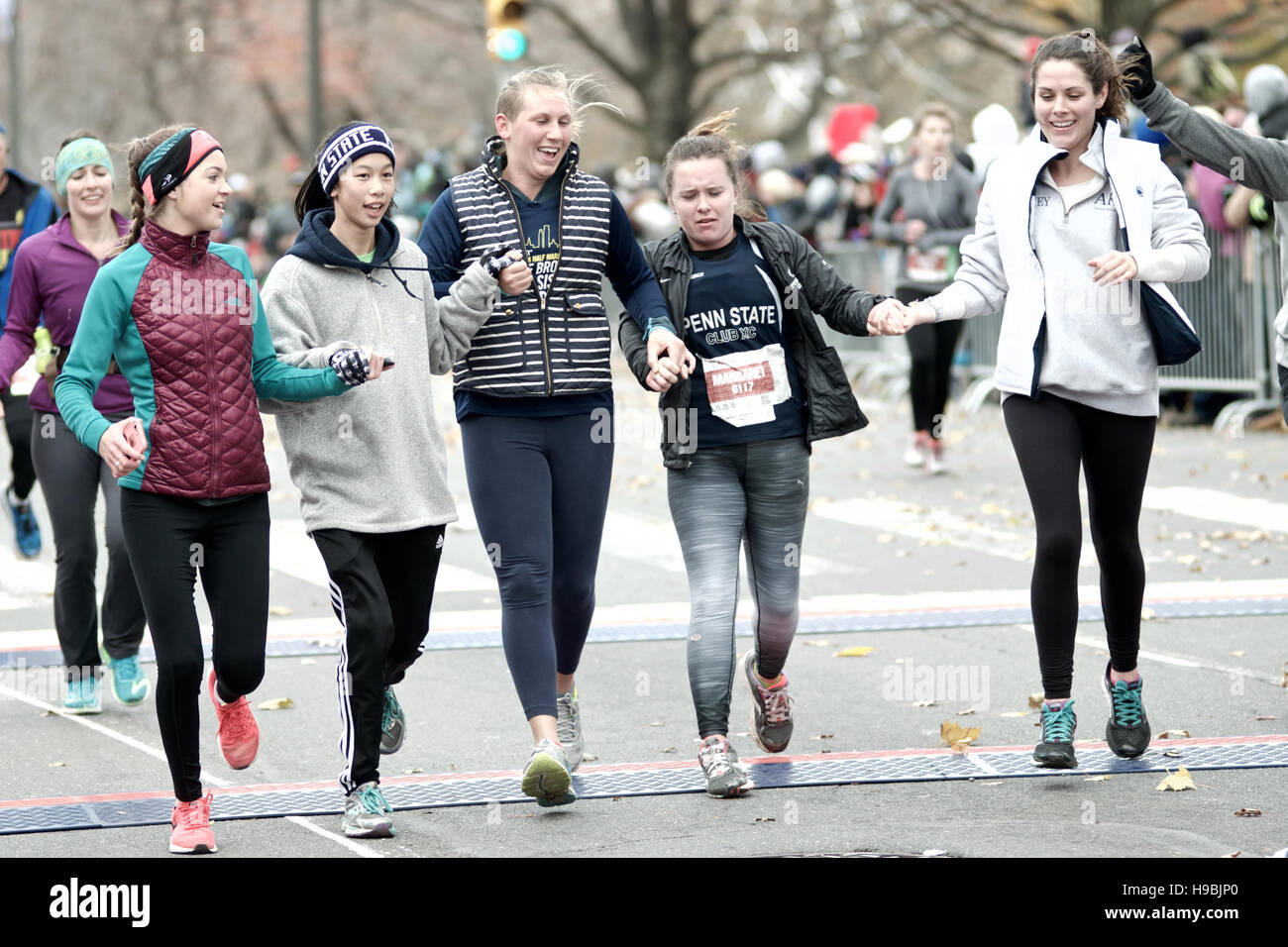 Philadelphia, Pennsylvania, USA. 20th Nov, 2016. Runners share a moment ...