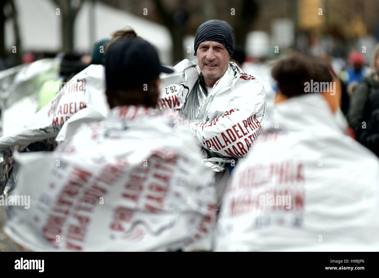 Philadelphia, Pennsylvania, USA. 20th Nov, 2016. Runners cross the ...