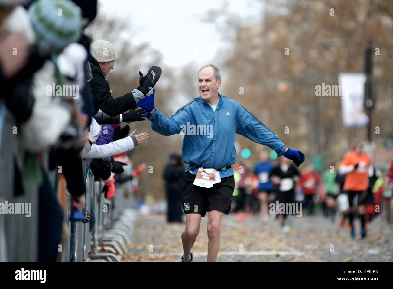 Philadelphia, Pennsylvania, USA. 20th Nov, 2016. Runners on the final ...