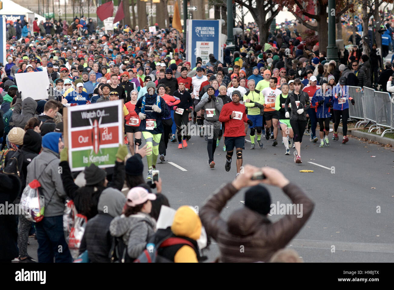 Philadelphia, Pennsylvania, USA. 20th Nov, 2016. The crowd cheers on ...