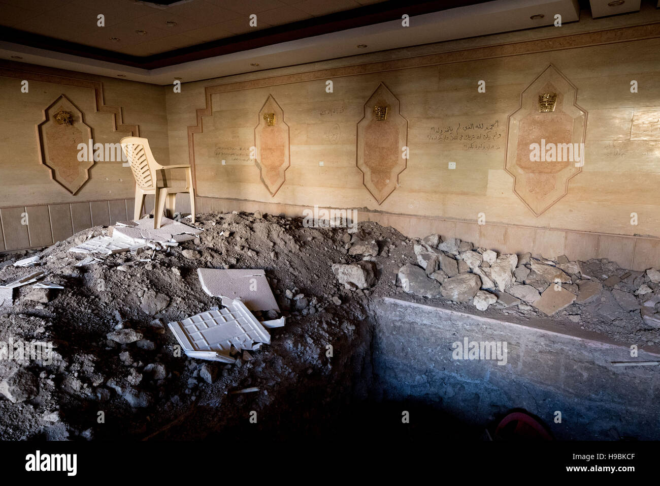 Bashiqa, KURDISTAN, IRAQ. 20th Nov, 2016. An ISIS tunnel is discovered ...