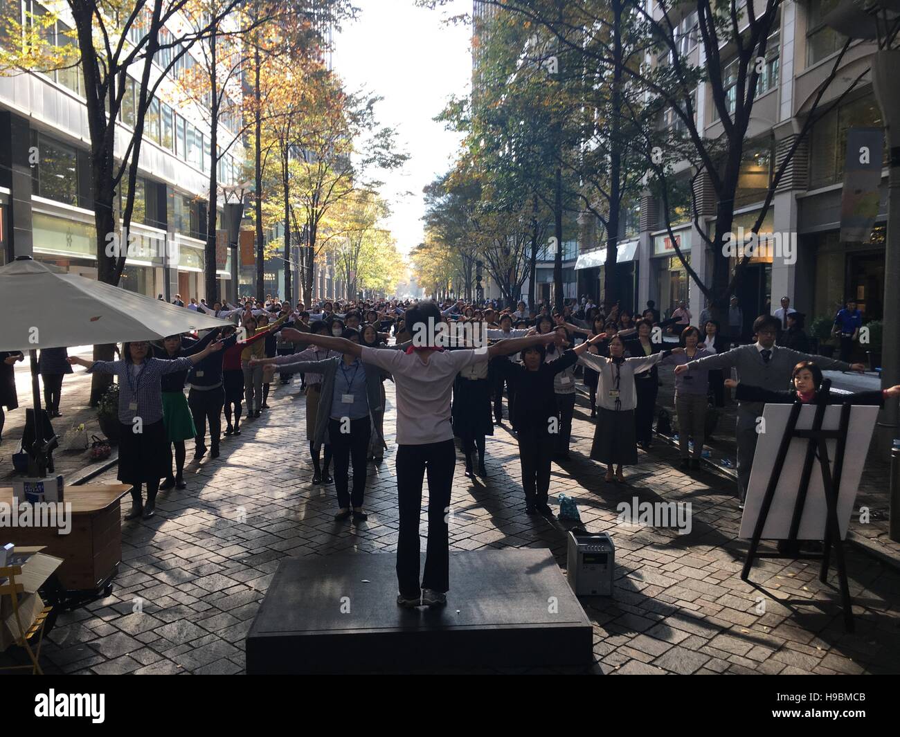 Tokyo, Japan. 22nd Nov, 2016. Office workers join a lunchtime Radio ...