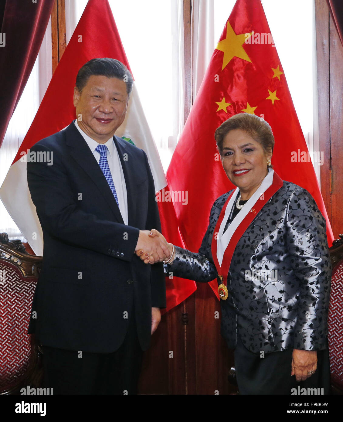 Lima, Peru. 21st Nov, 2016. Chinese President Xi Jinping (L) meets with ...