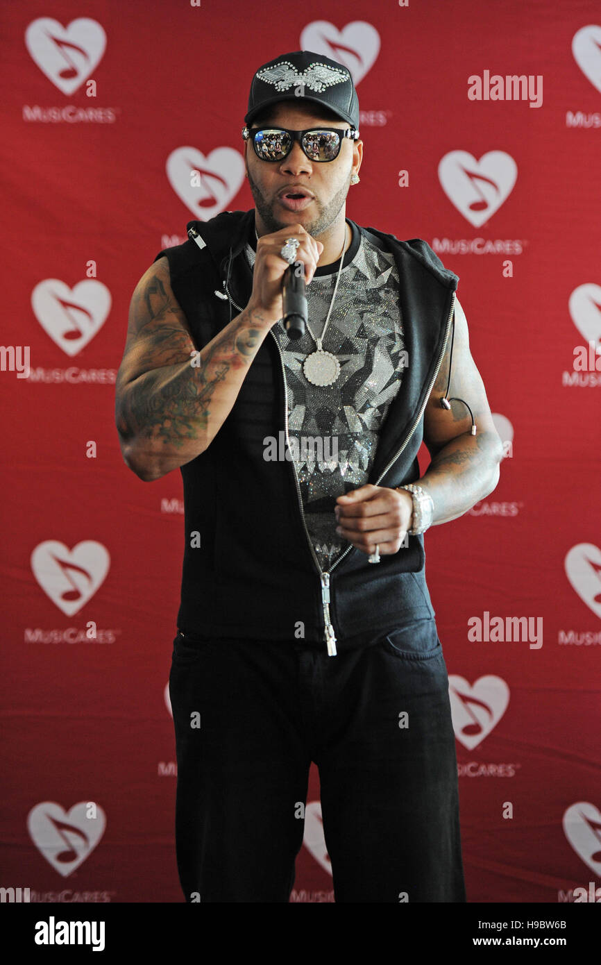 Fort Lauderdale, FL, USA. 22nd Nov, 2016. Flo Rida performs during ...