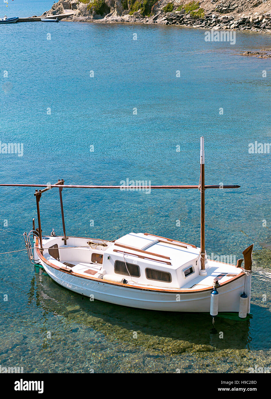 Small boat on the beach at mediterranean sea coast Stock Photo - Alamy