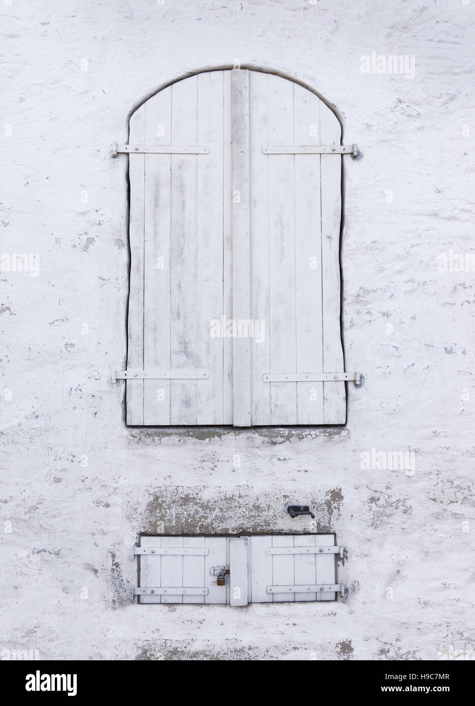 Windows with closed shutters hi-res stock photography and images - Alamy