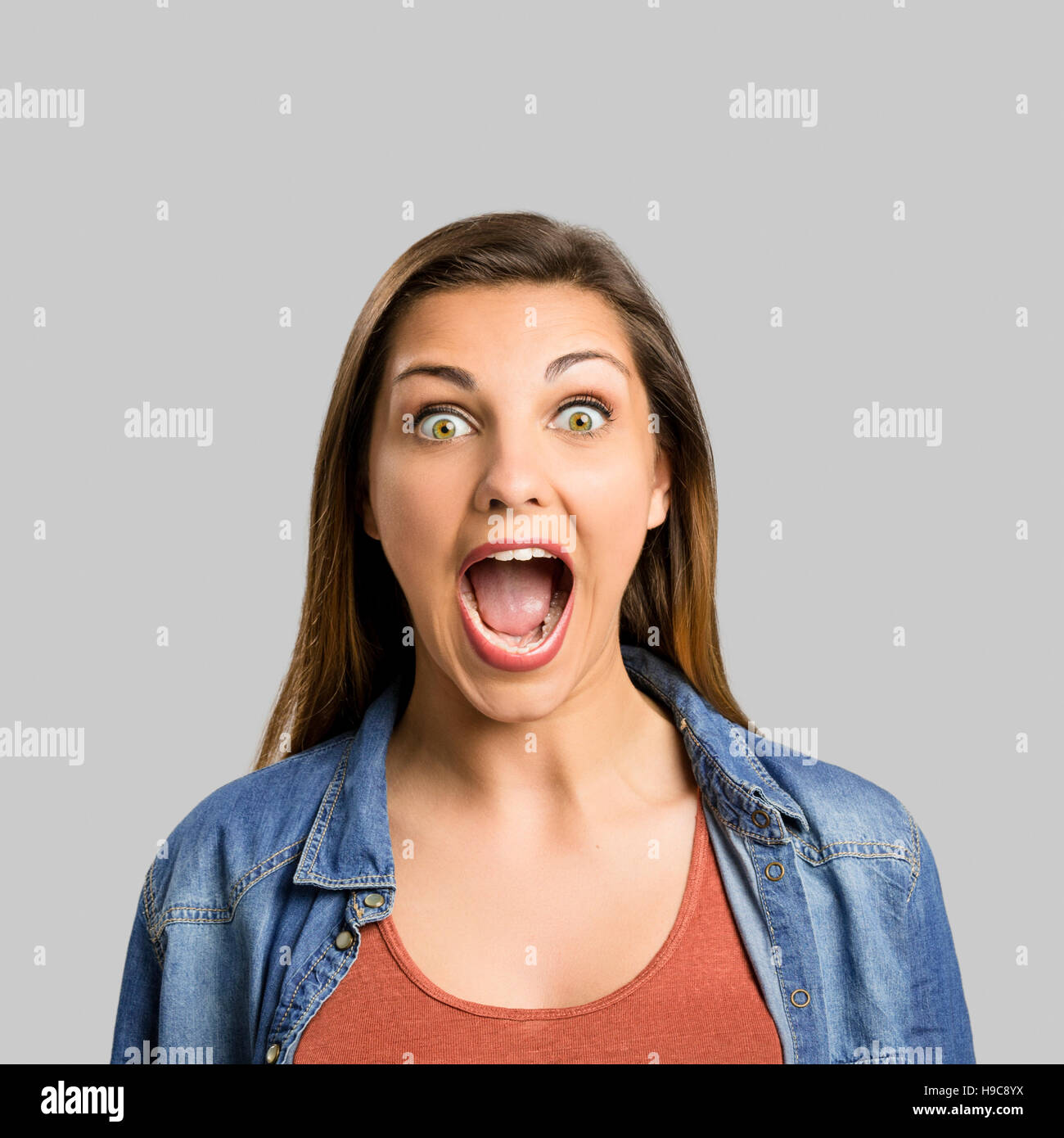 Portrait of a beautiful woman shouting very loud Stock Photo - Alamy