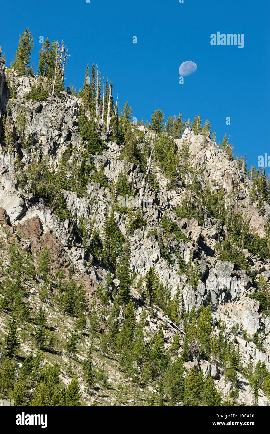 Moon over a ridge in Oregon's Wallowa Mountains Stock Photo - Alamy