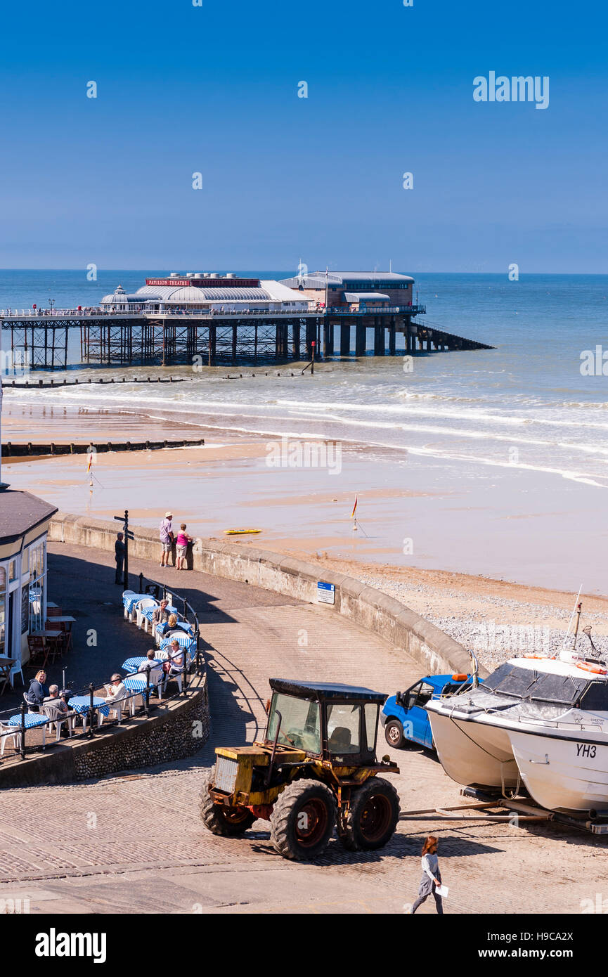 The Pier and beach in Cromer , Norfolk , England , Britain , Uk Stock ...