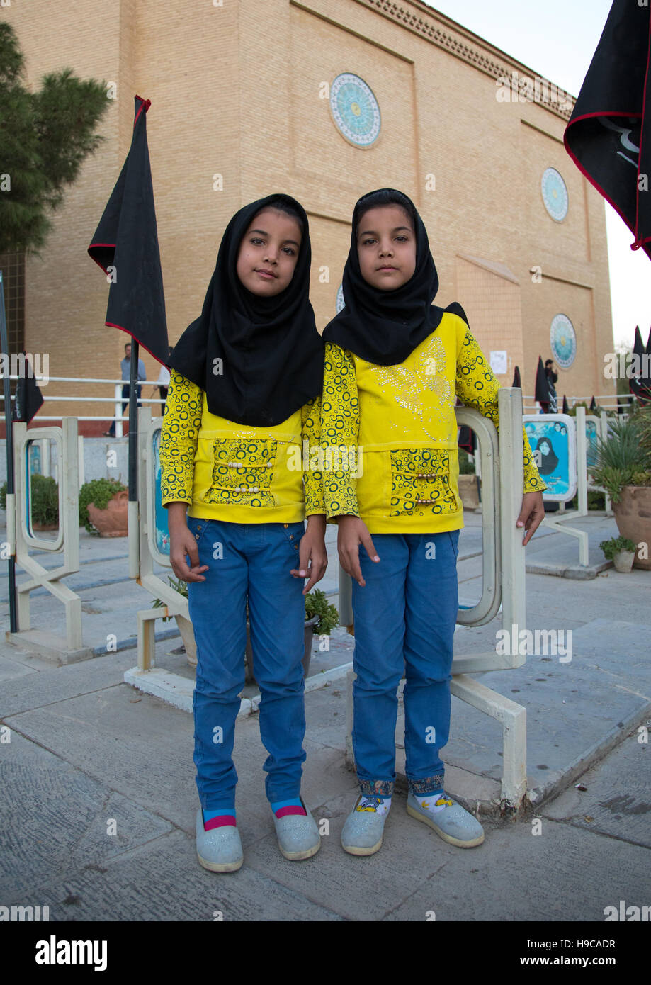 Iranian girls in esfahan iran hi-res stock photography and images - Alamy