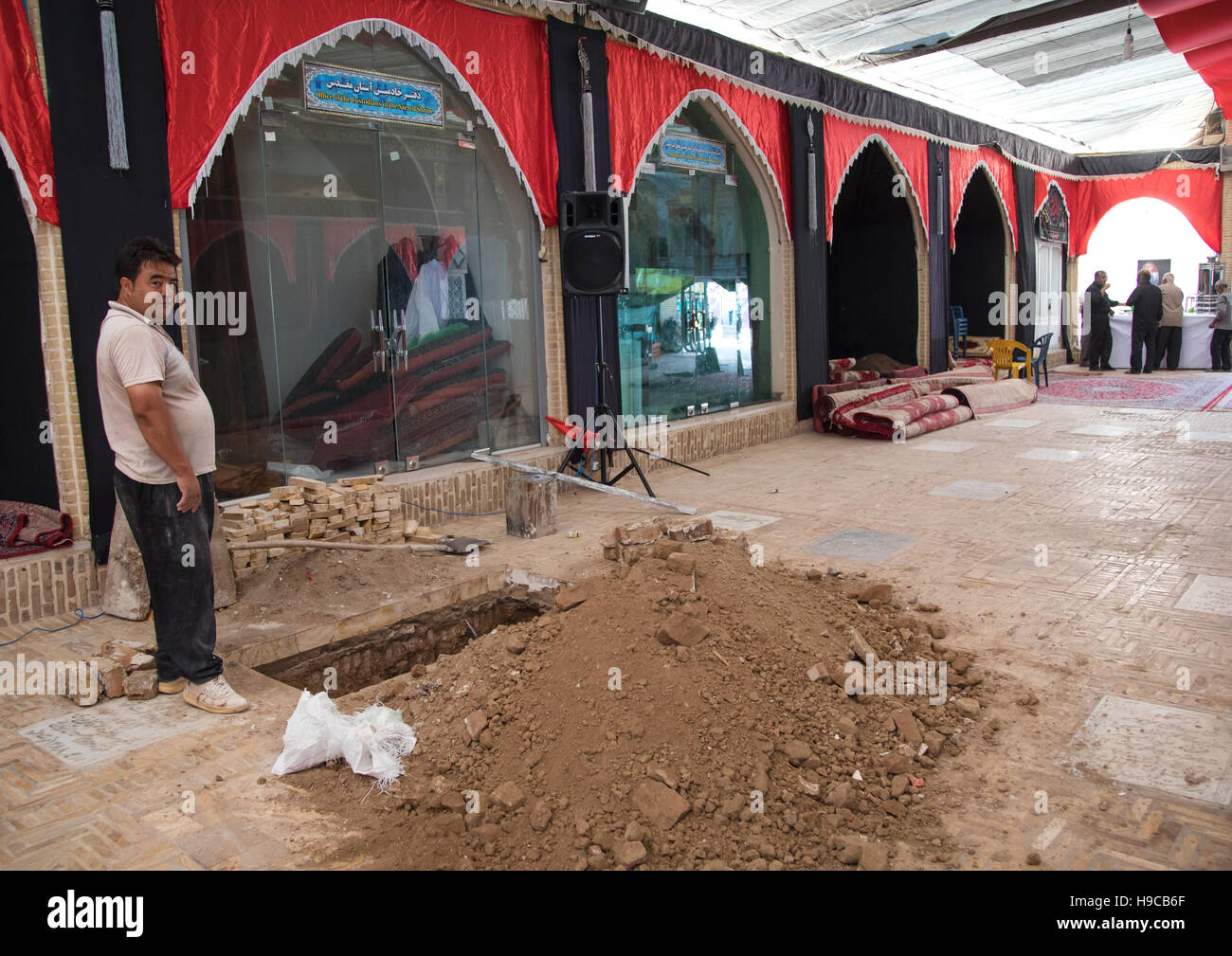 People digging grave hi-res stock photography and images - Alamy