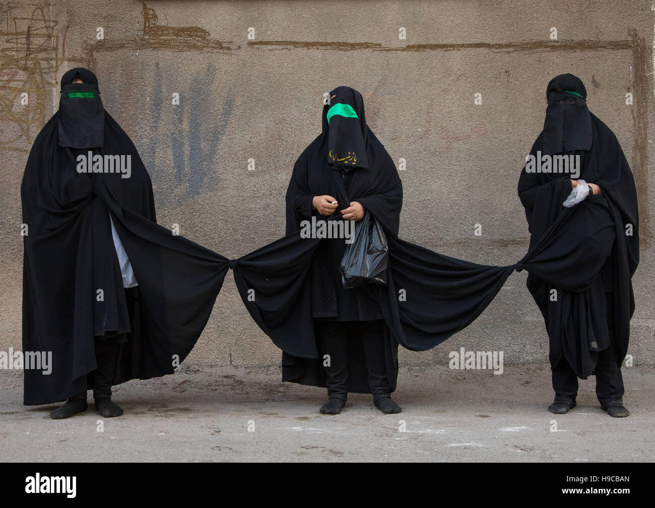 Portrait of three iranian shiite women with knotted veils to walk ...