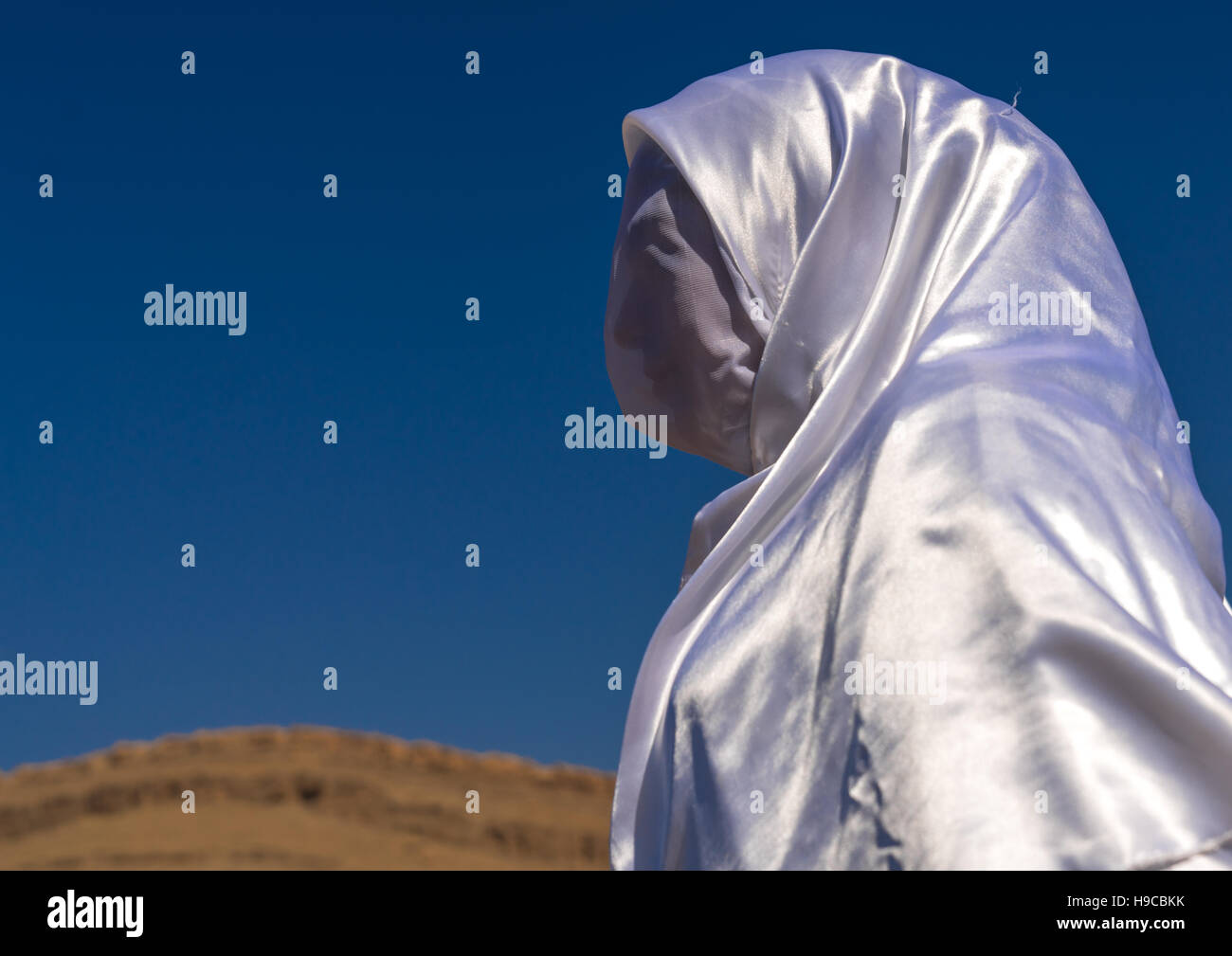 White chador hi-res stock photography and images - Alamy