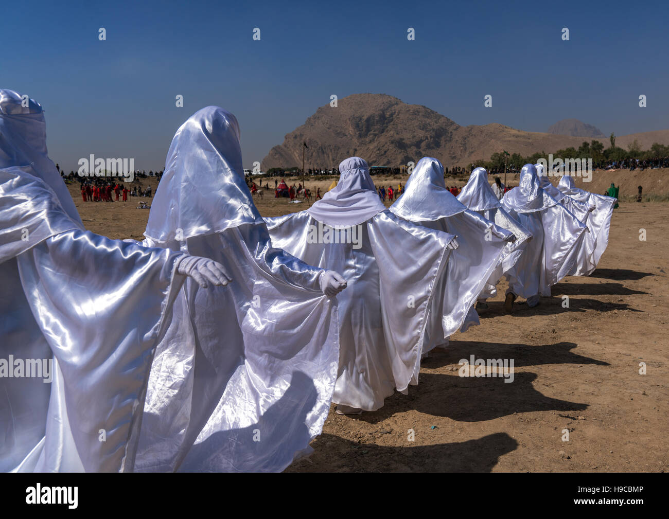 White chador hi-res stock photography and images - Alamy