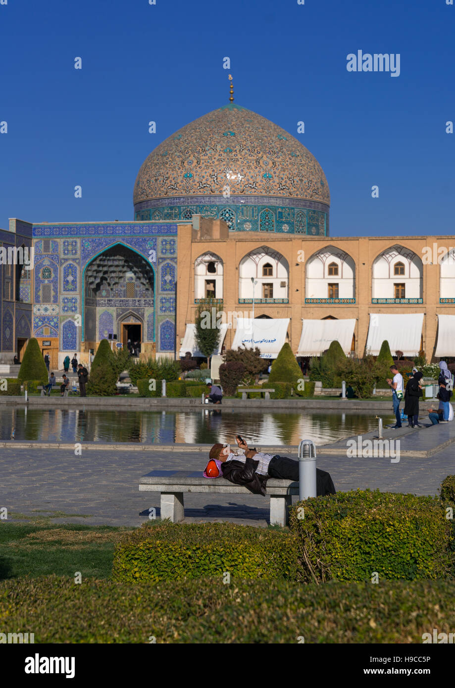 Sheikh lutfollah mosque standing on the eastern side of naghsh-i jahan ...