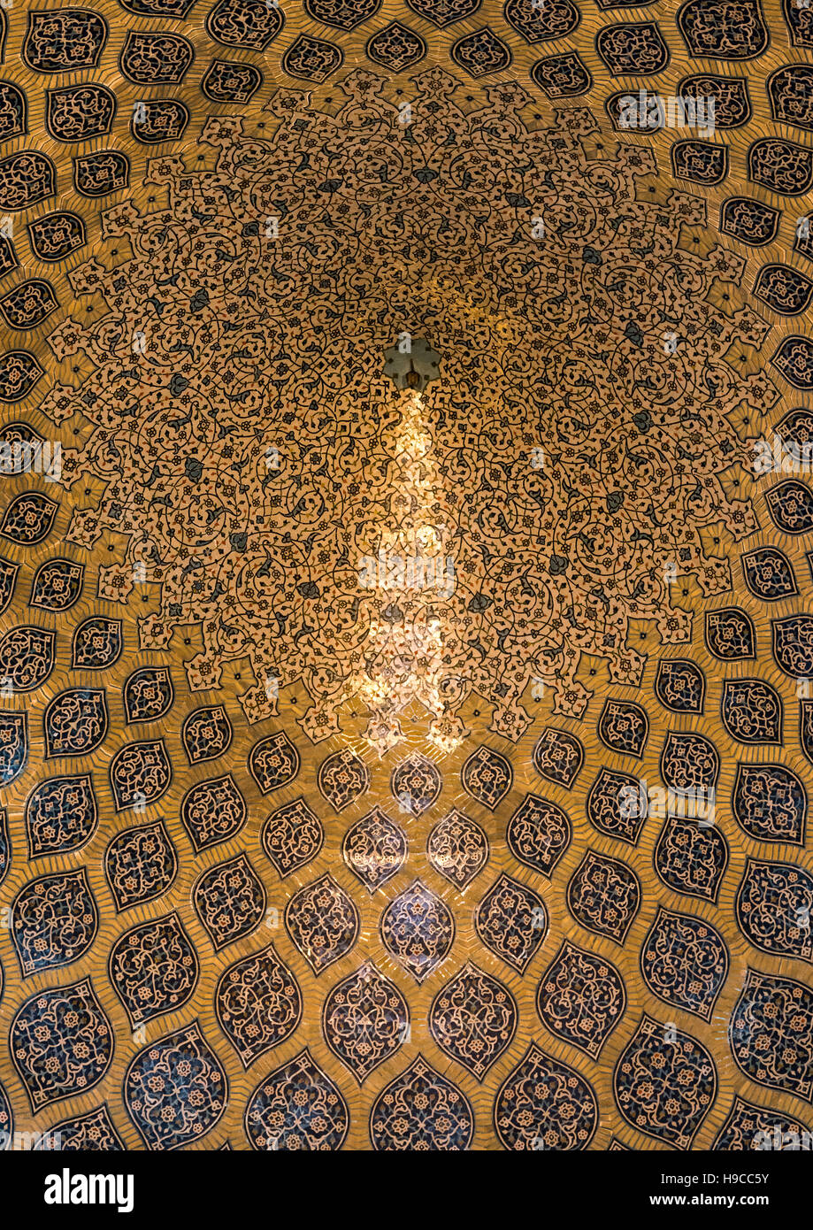 Sheikh lotfollah mosque iran ceiling hi-res stock photography and ...