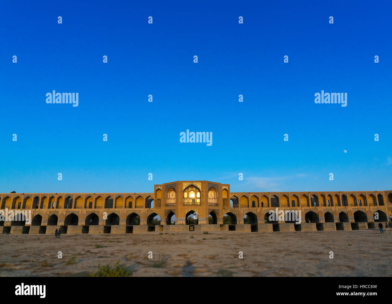 Khaju bridge pol-e khaju over dry zayandeh river, Isfahan province ...