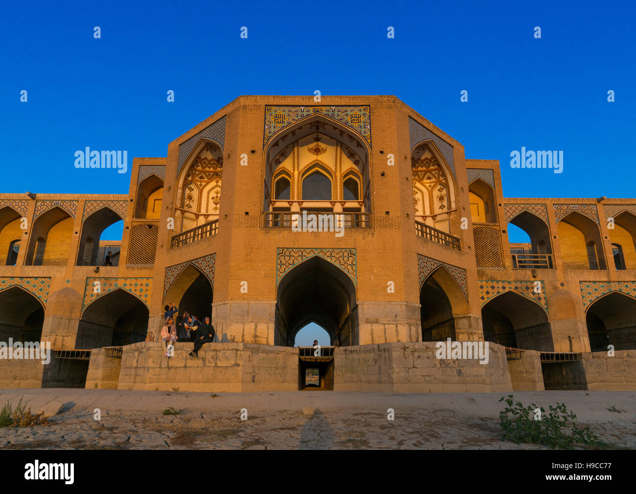 Khaju bridge pol-e khaju over dry zayandeh river, Isfahan province ...