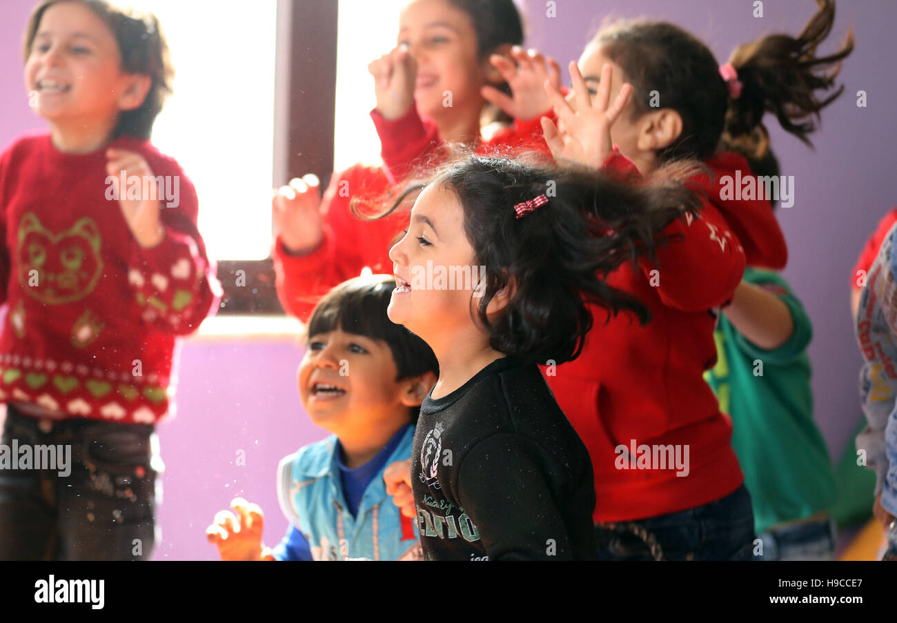 Refugee children uk hi-res stock photography and images - Alamy