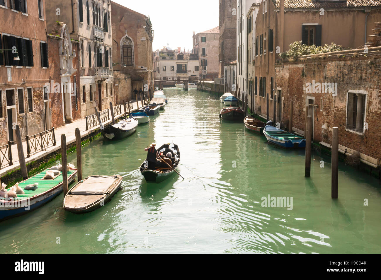Gondola in canal sestiere hi-res stock photography and images - Alamy