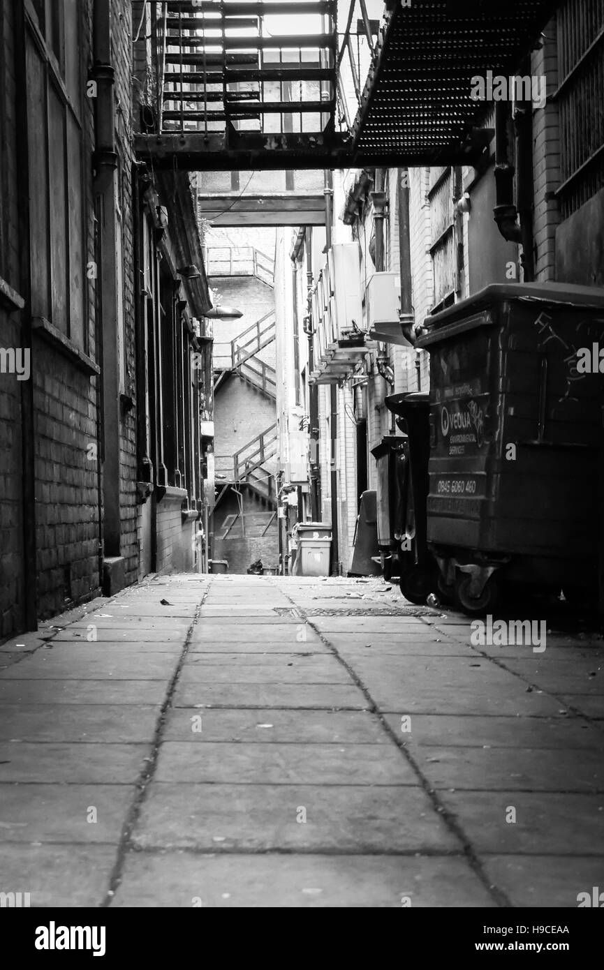Alleyway uk estate Black and White Stock Photos & Images - Alamy