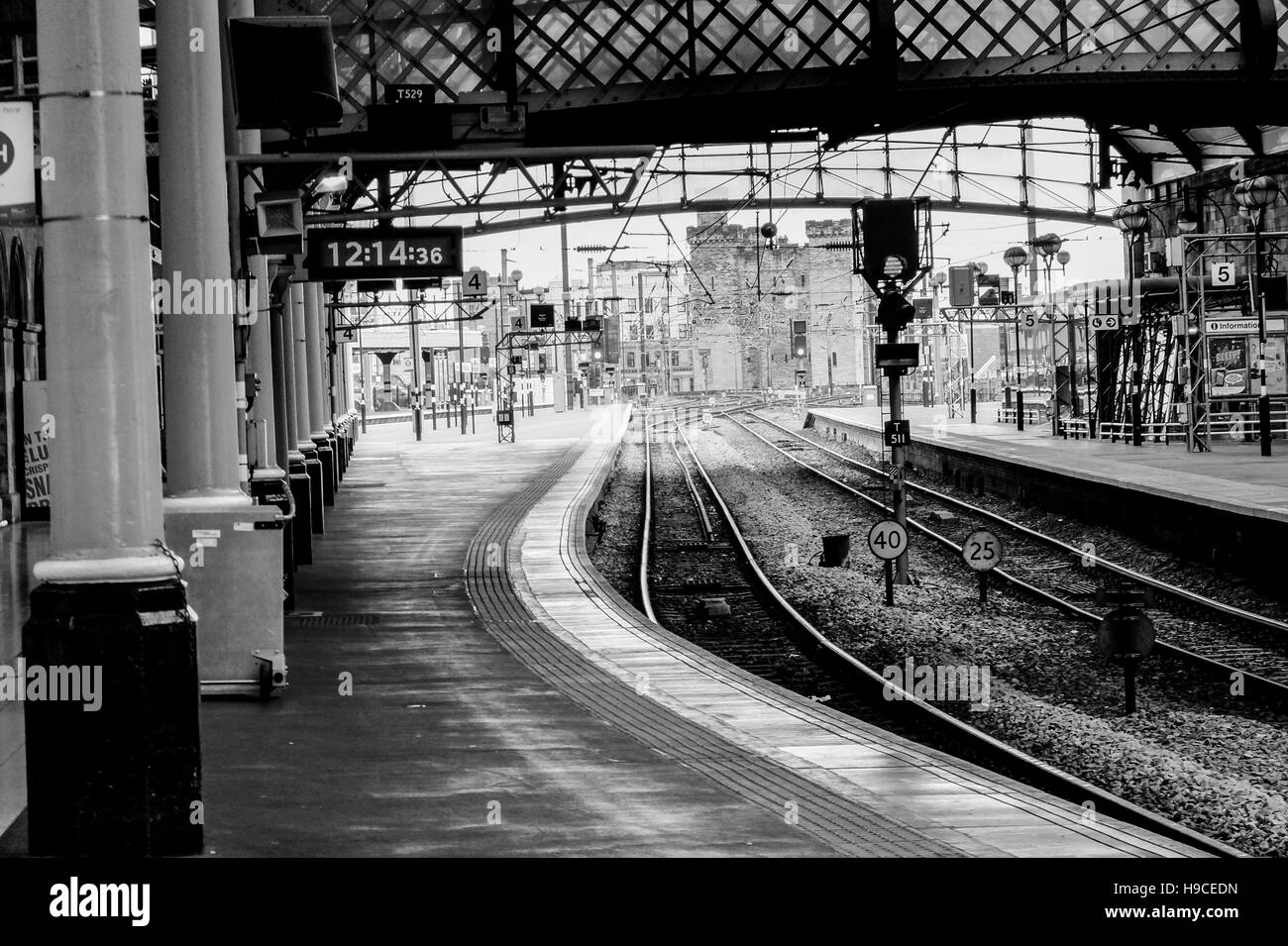 Newcastle station architecture Black and White Stock Photos & Images ...