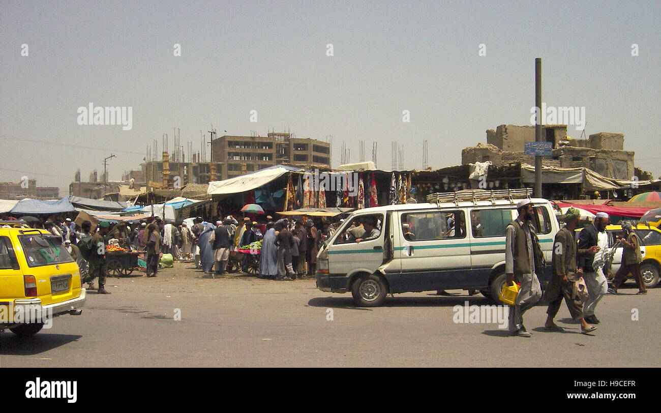 29th May 2004 A busy street market in Kabul, Afghanistan Stock Photo ...