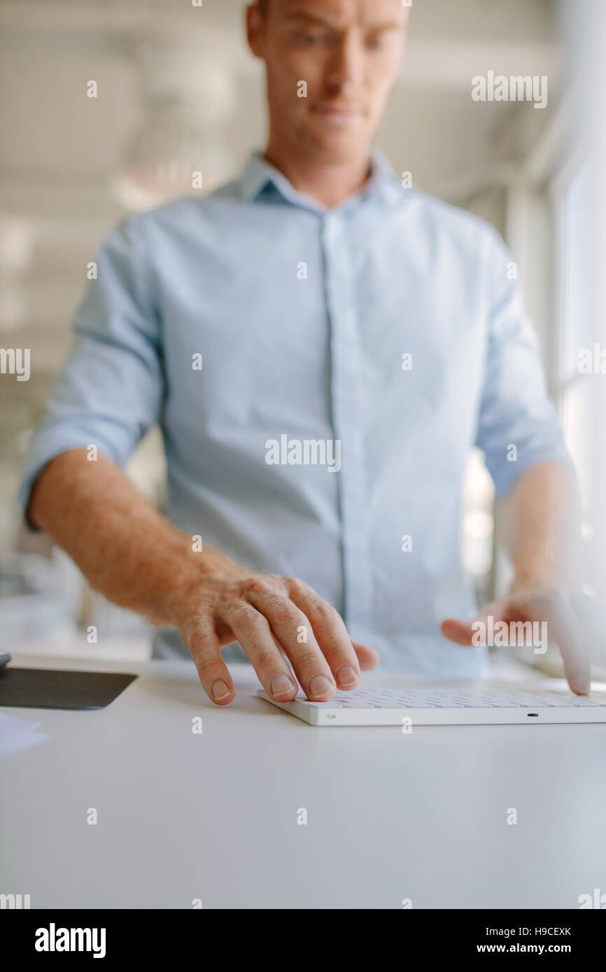 Man hands computer keyboard hi-res stock photography and images - Alamy