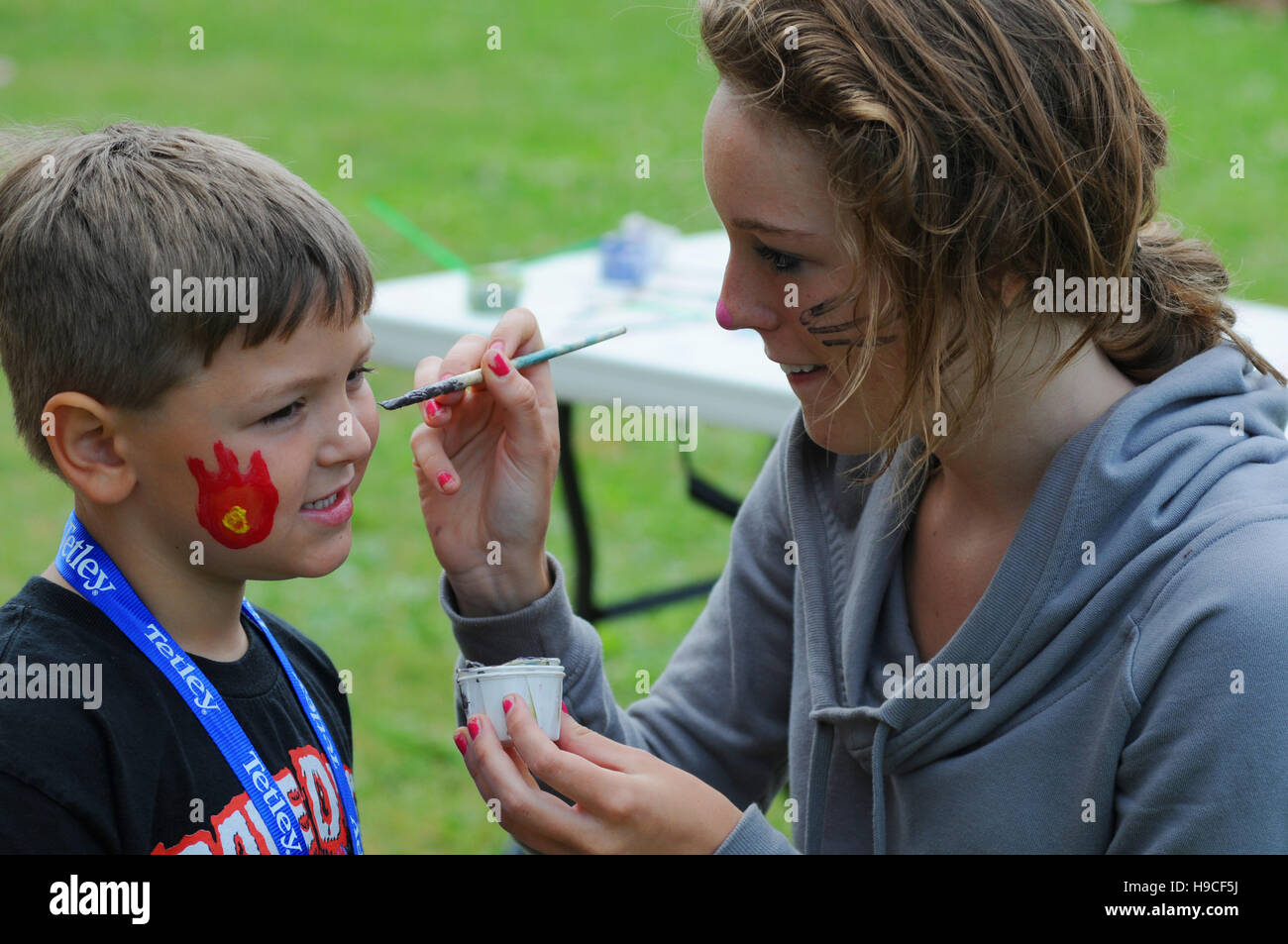 Child getting face painted hi-res stock photography and images - Alamy