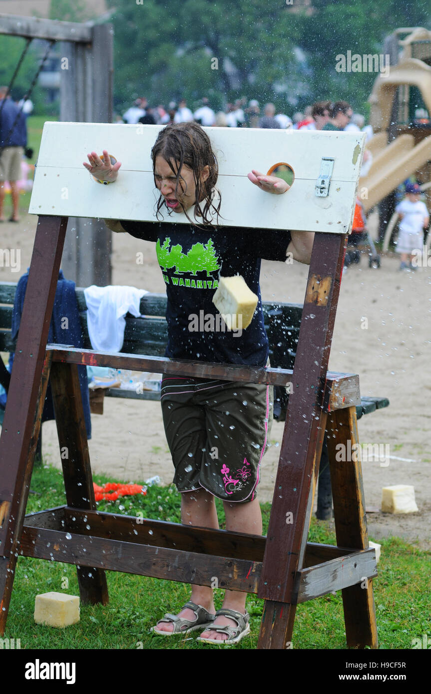 Sponge throw hi-res stock photography and images - Alamy