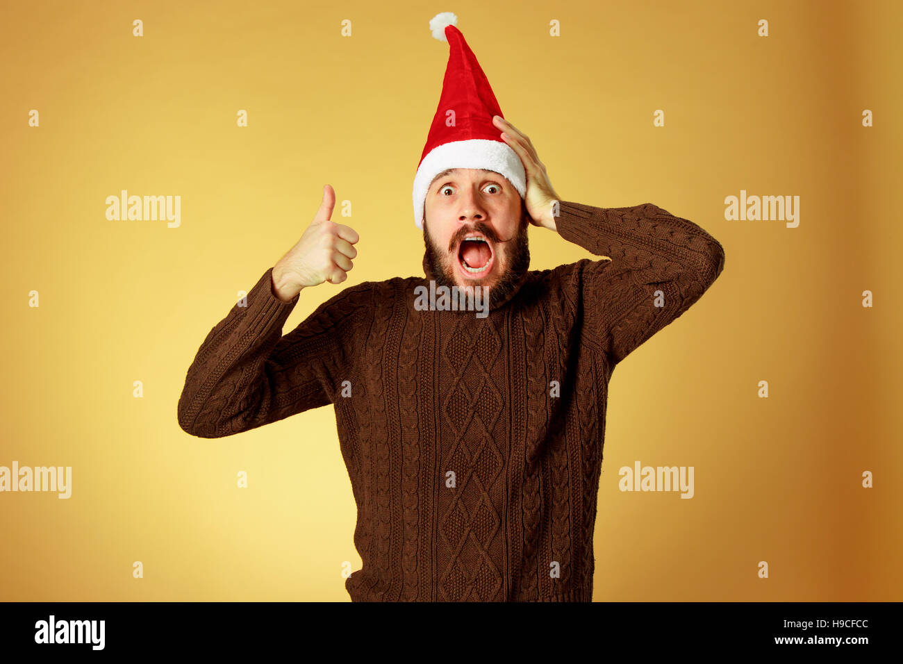 Smiling christmas man wearing a santa hat Stock Photo - Alamy