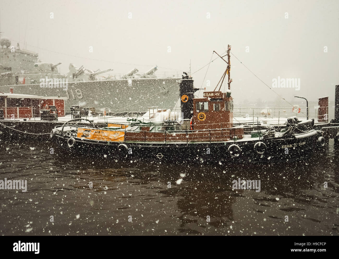 Retired Tugboat & Destroyer in Gothenberg harbour Stock Photo - Alamy Retired Tugboat & Destroyer in Gothenberg harbour Stock Photo - Alamy