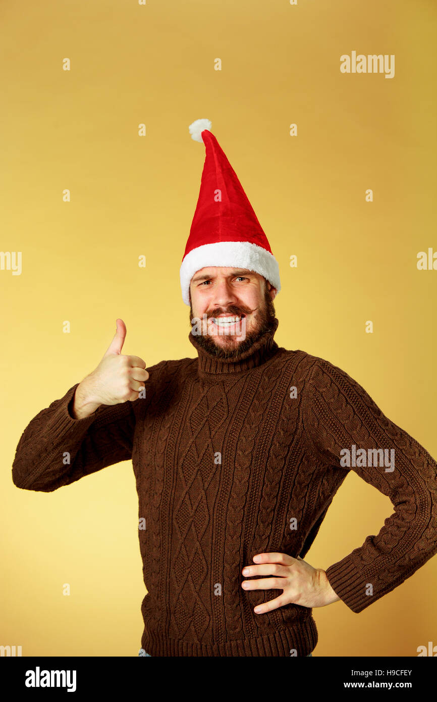 Smiling christmas man wearing a santa hat Stock Photo - Alamy