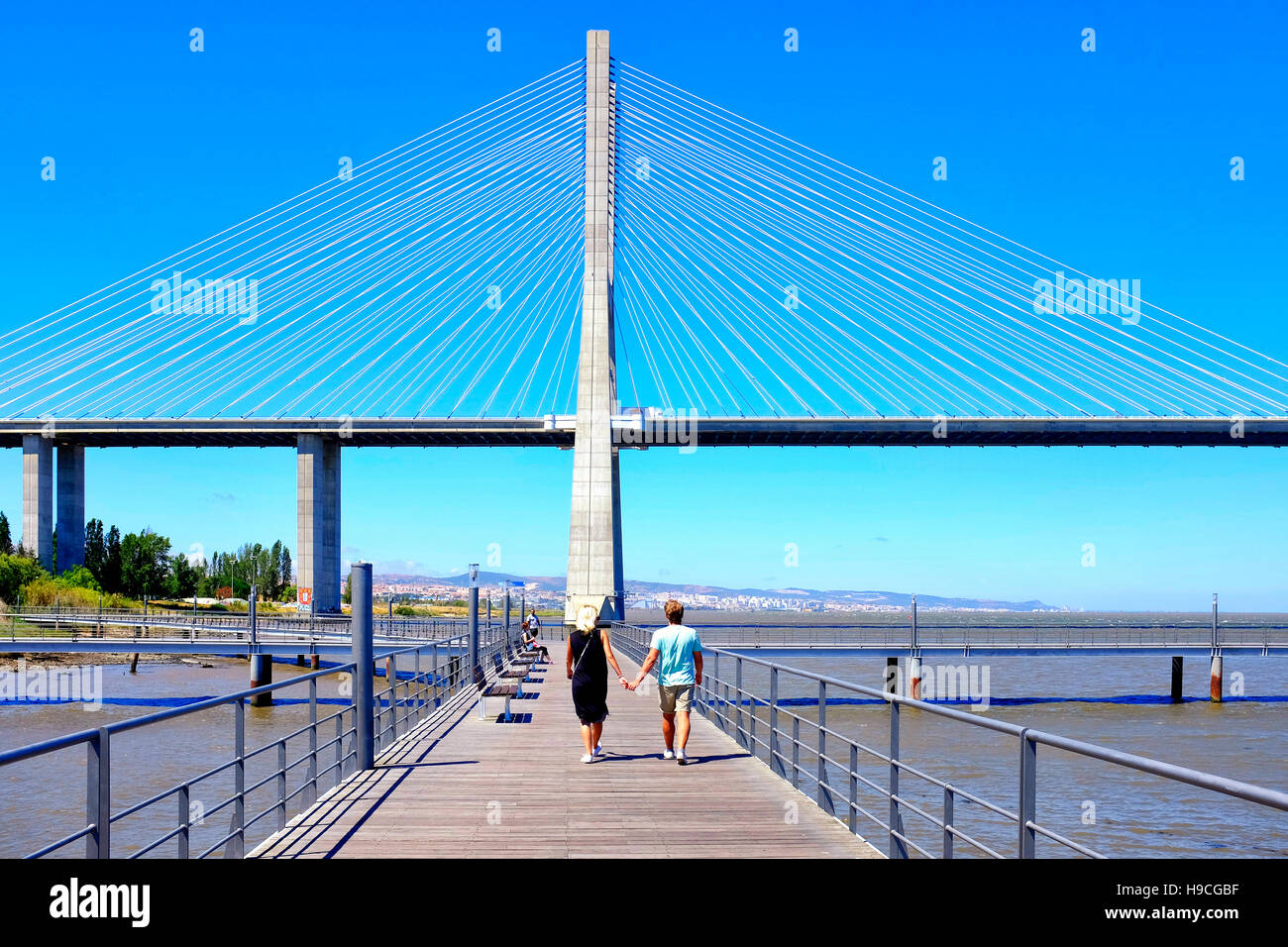Jardim do Passeio dos Heróis do Mar and Vasco de Gama Bridge, Lisbon ...