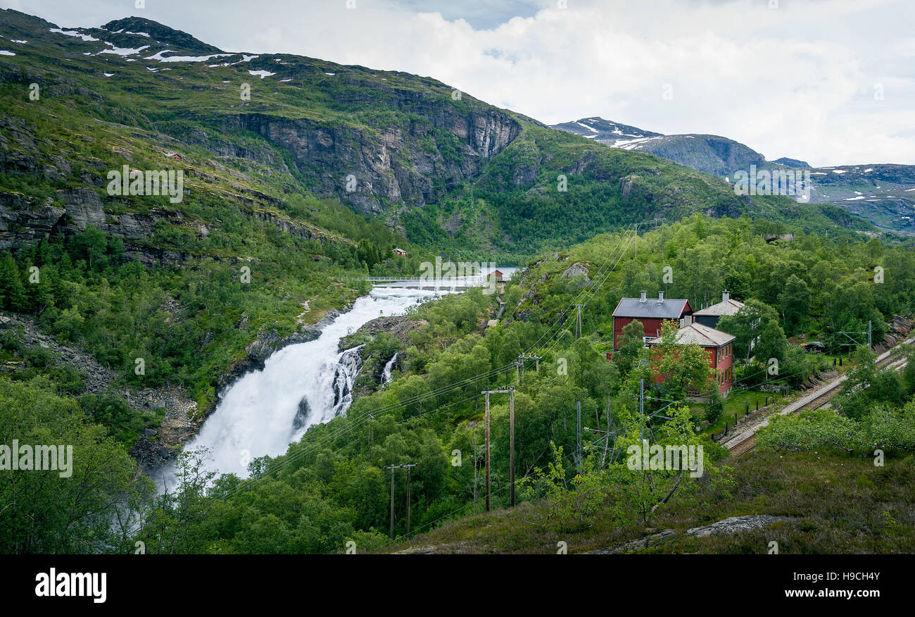 Beautiful landscape river valley houses hi-res stock photography and ...