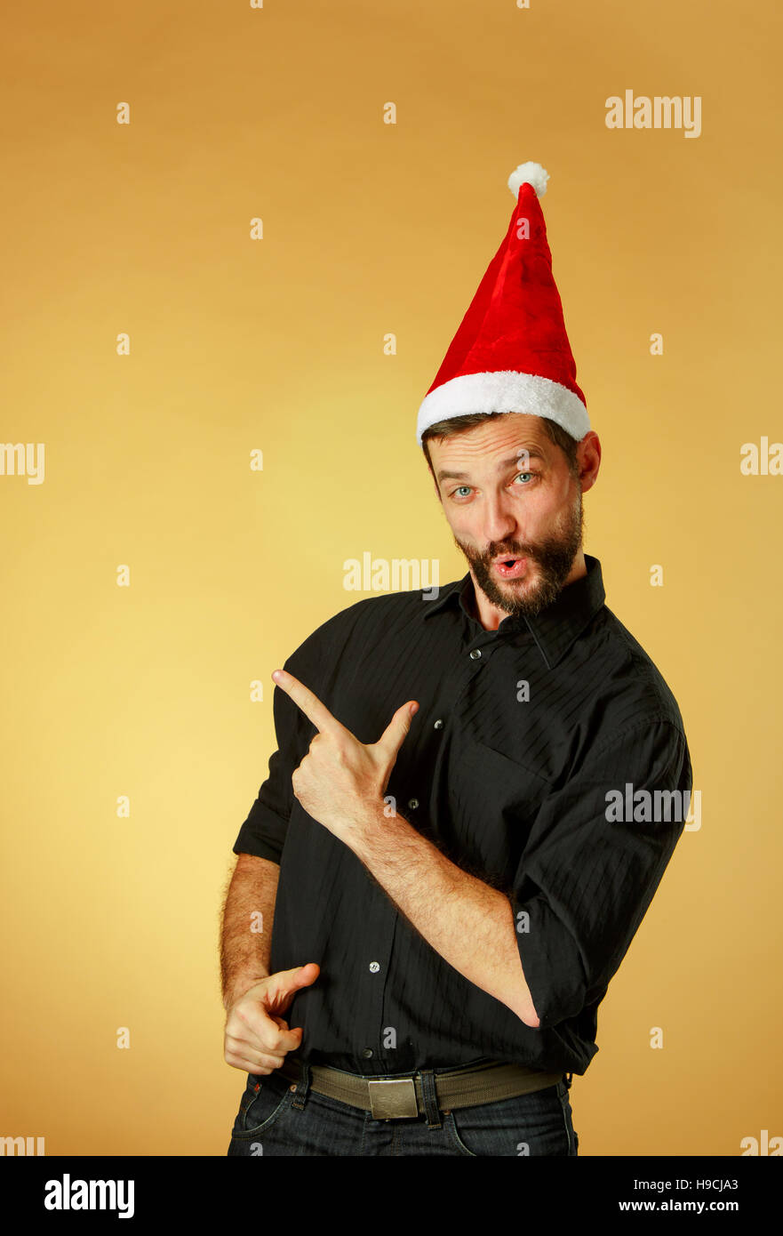 Smiling christmas man wearing a santa hat Stock Photo - Alamy