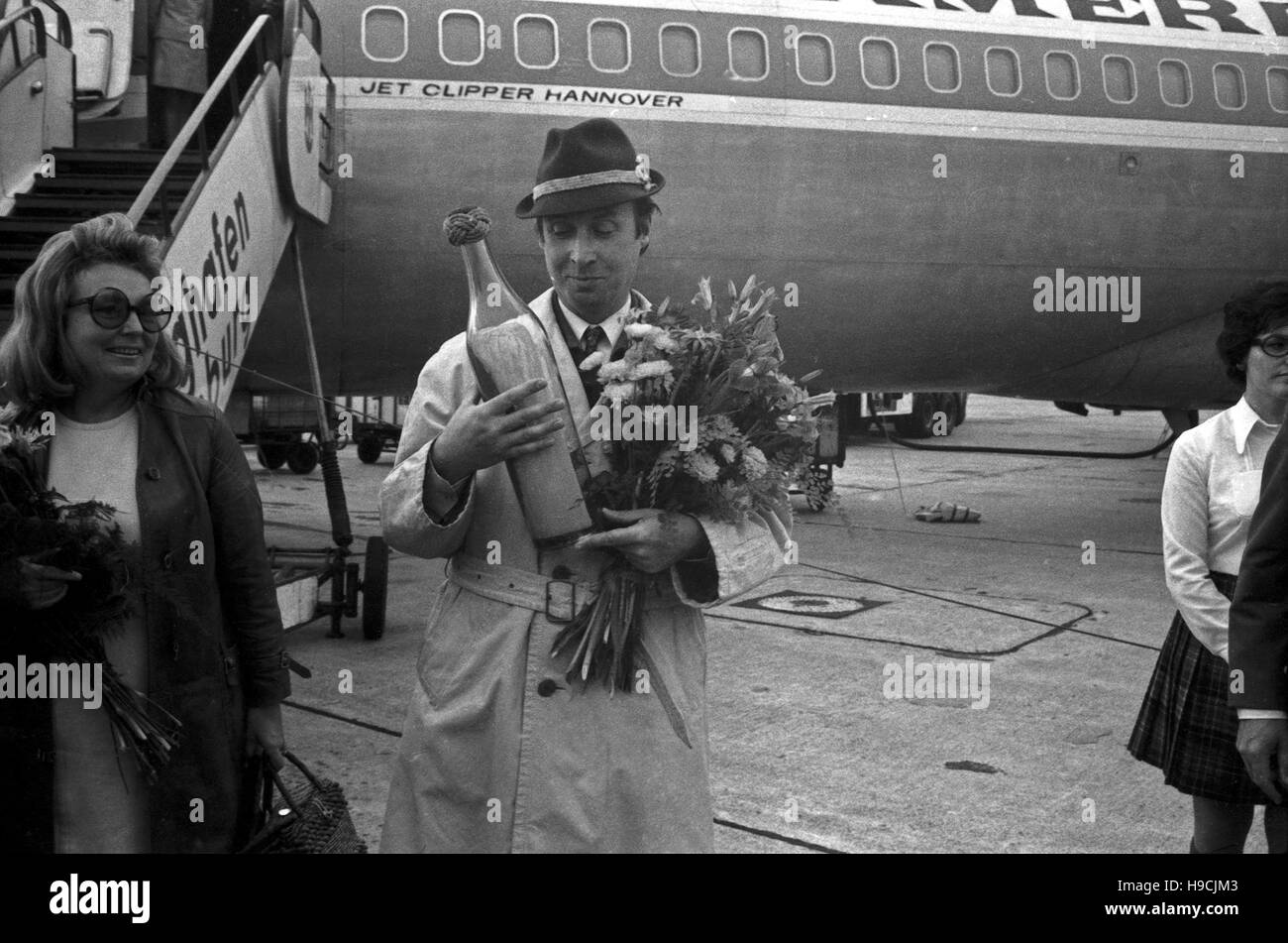 Peter alexander and his wife hilde hi-res stock photography and images ...