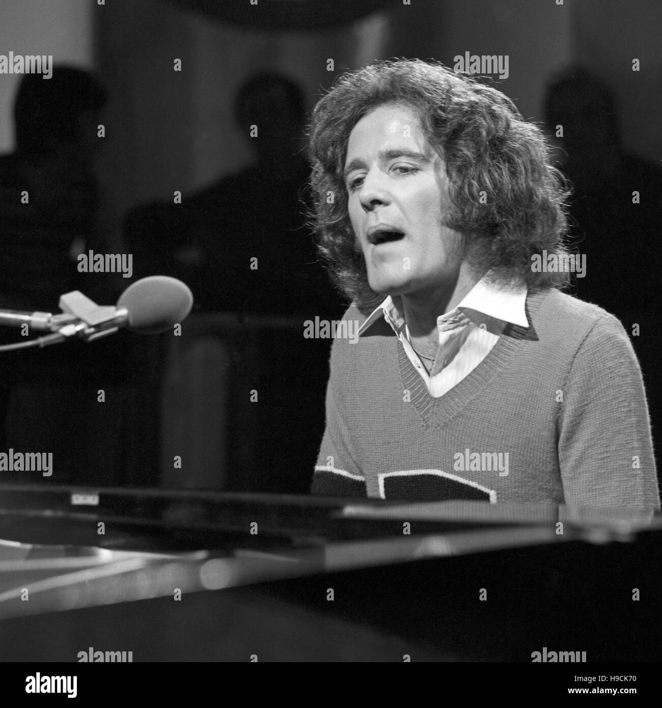 Gilbert o'sullivan performing hi-res stock photography and images - Alamy