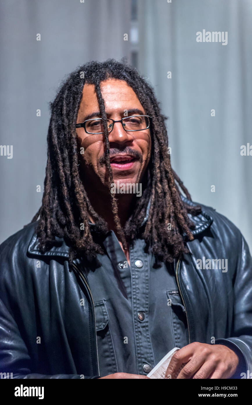 Reading pamphlet hi-res stock photography and images - Alamy