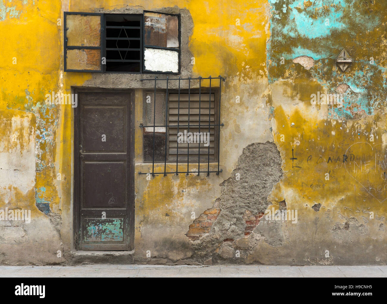 Cuba architecture colorful passage hi-res stock photography and images ...