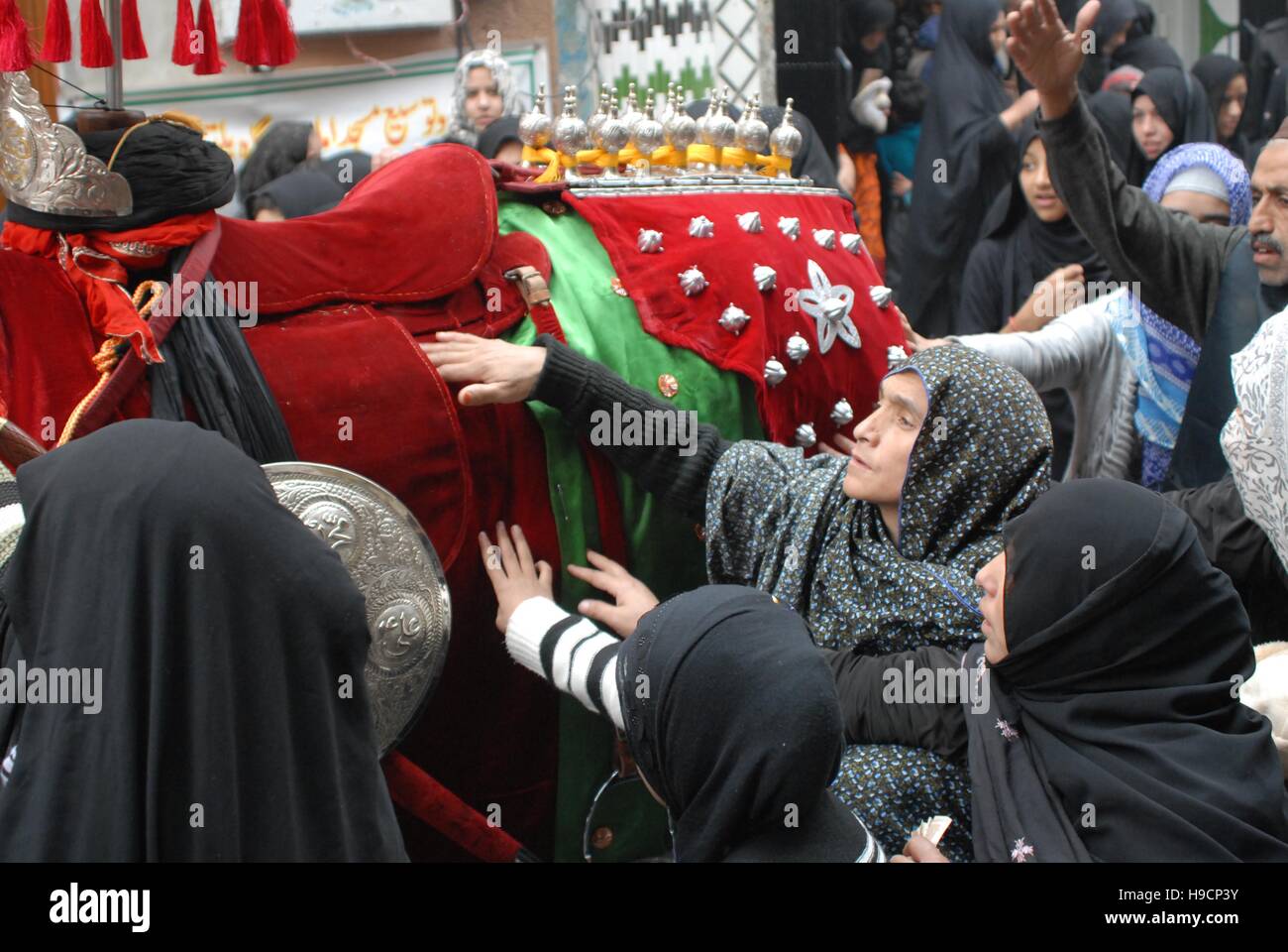 Rawalpindi, Pakistan. 21st Nov, 2016. Shiite Muslims take part in a ...