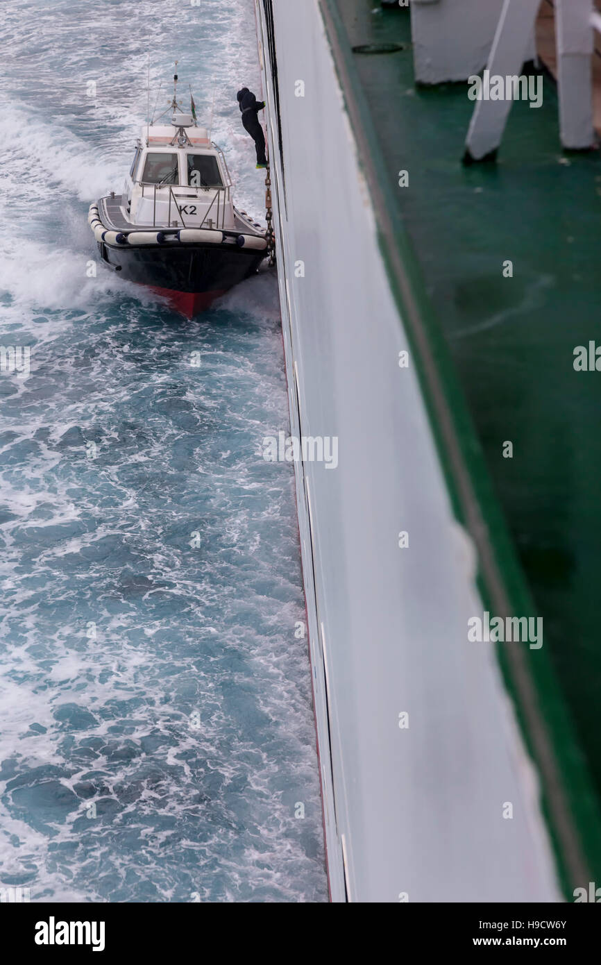 Pilot boat alongside cruise ship hi-res stock photography and images ...