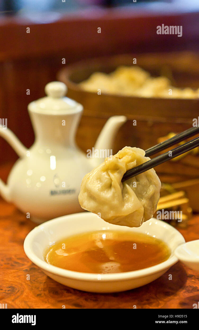 Shanghai dumpling with chopsticks and vinegar dipping Stock Photo - Alamy