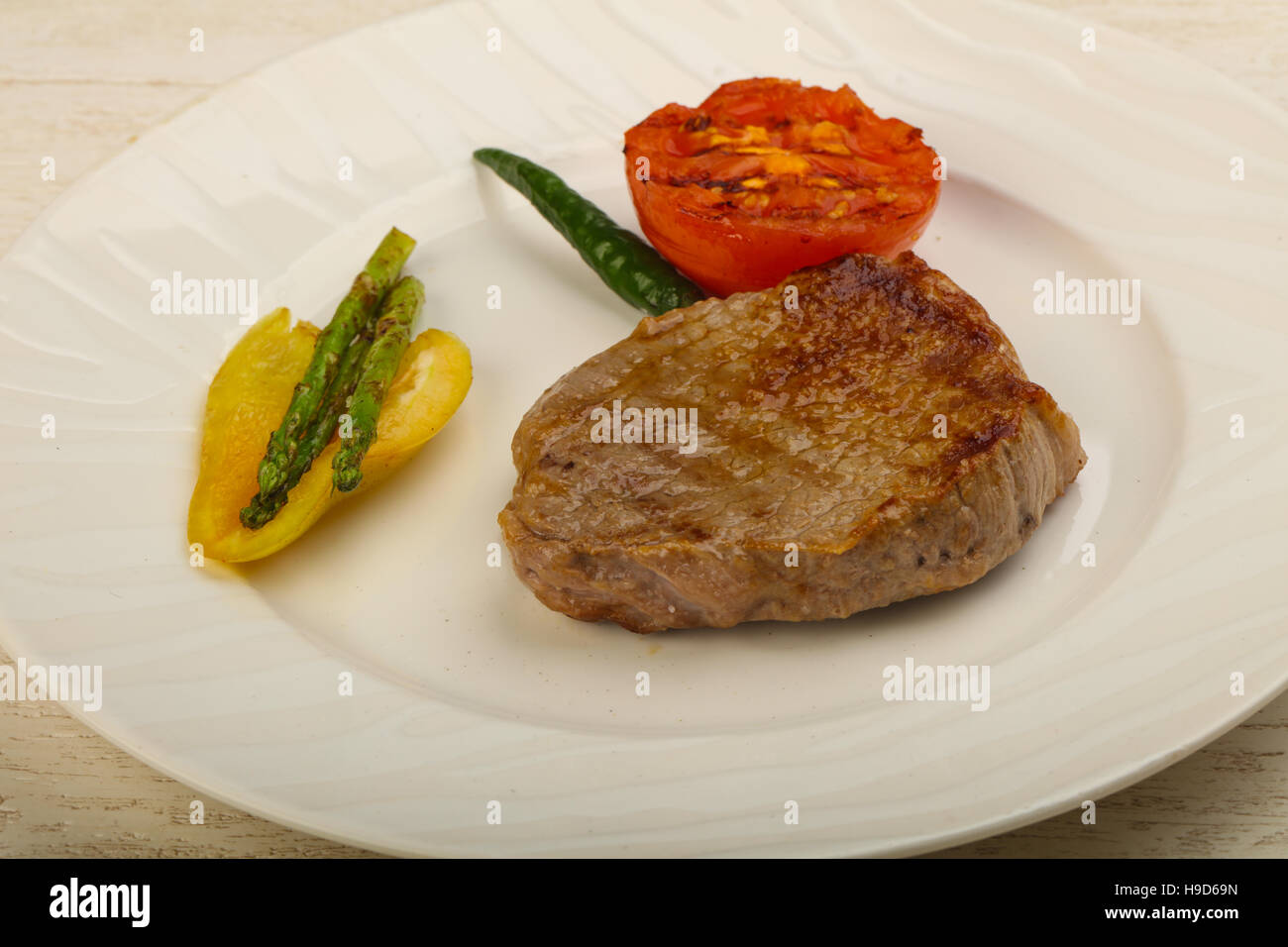 Grilled beef steak with asparagus, pepper and tomato Stock Photo - Alamy