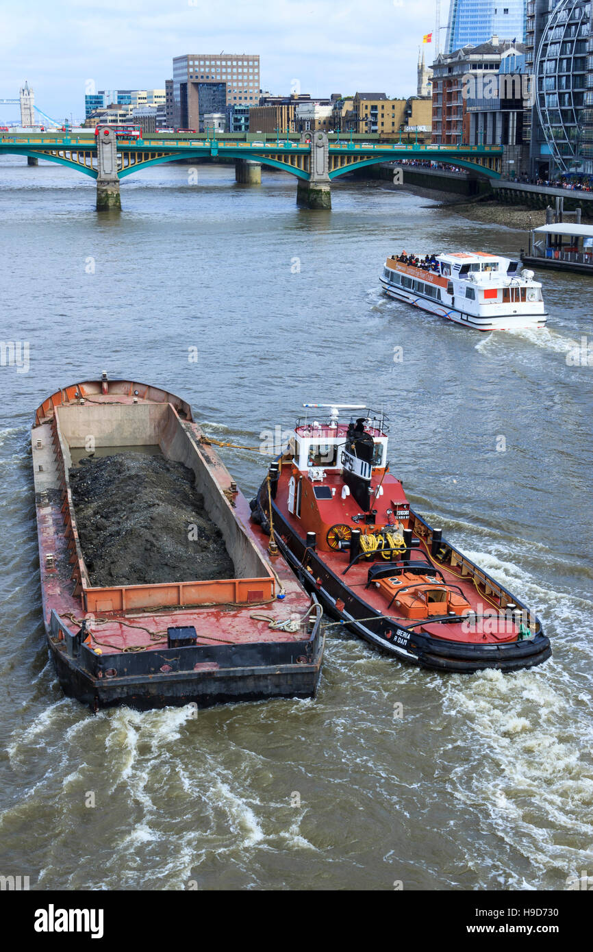 Barge and tugboat on the River Thames at Southwark, London, UK Stock ...