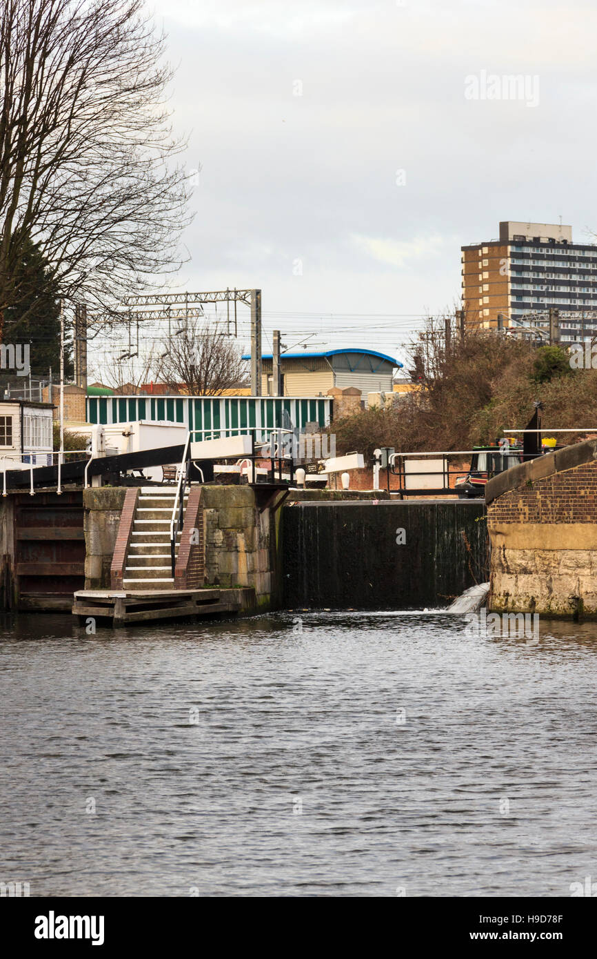 St pancras canal lock hi-res stock photography and images - Alamy