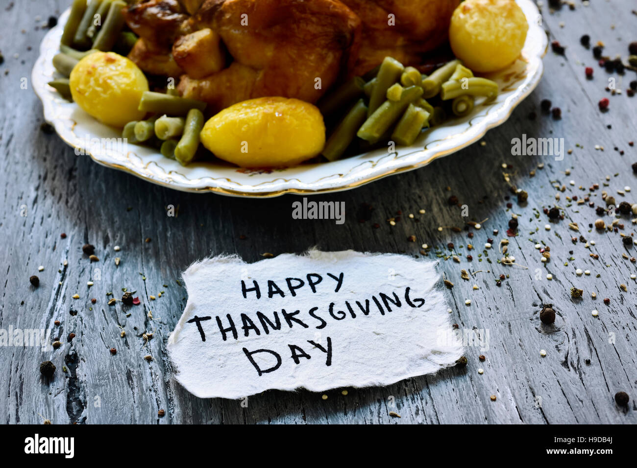 a piece of paper with the text happy thanksgiving day handwritten in it ...