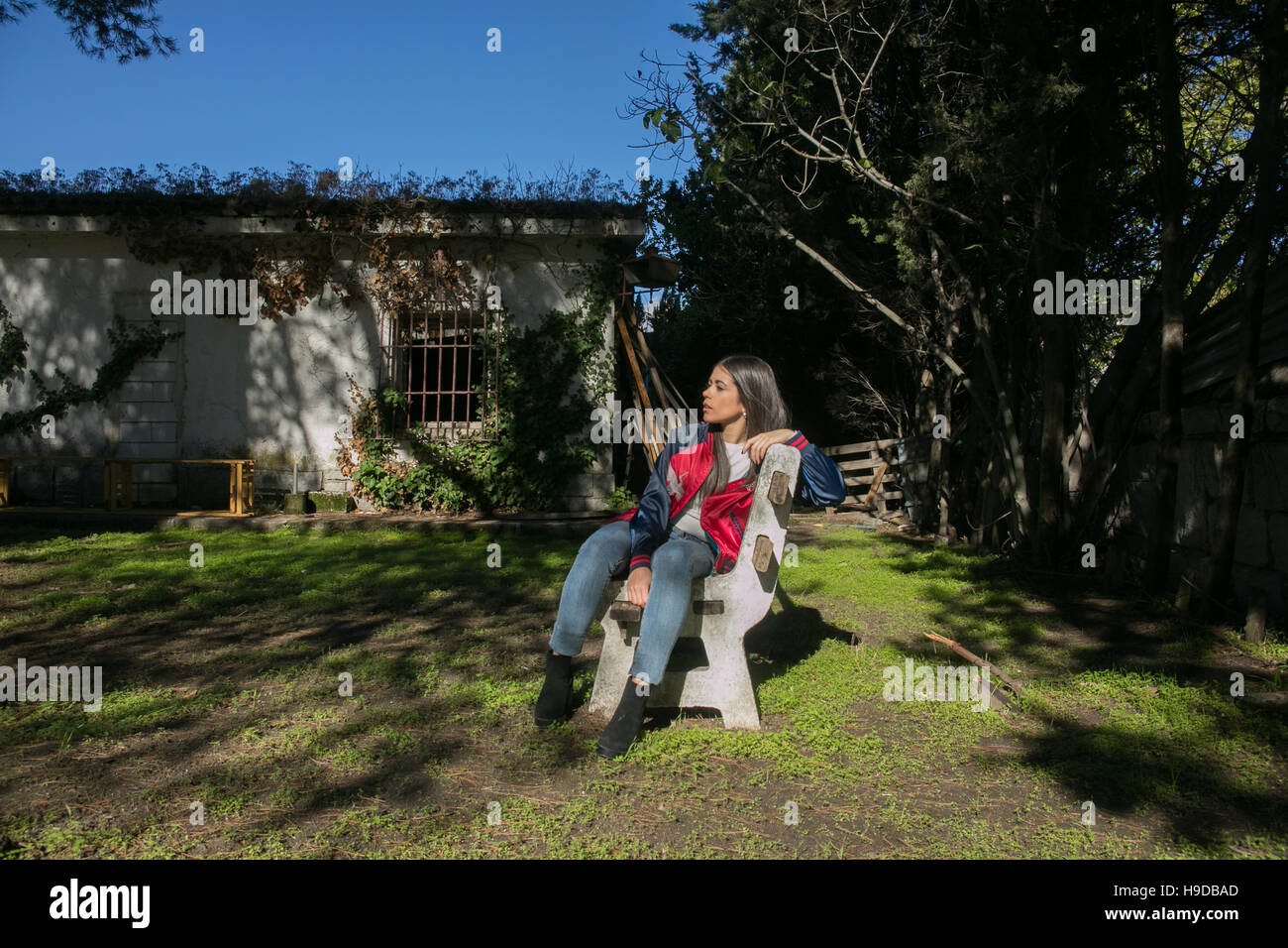 girl posing in a bench Stock Photo - Alamy