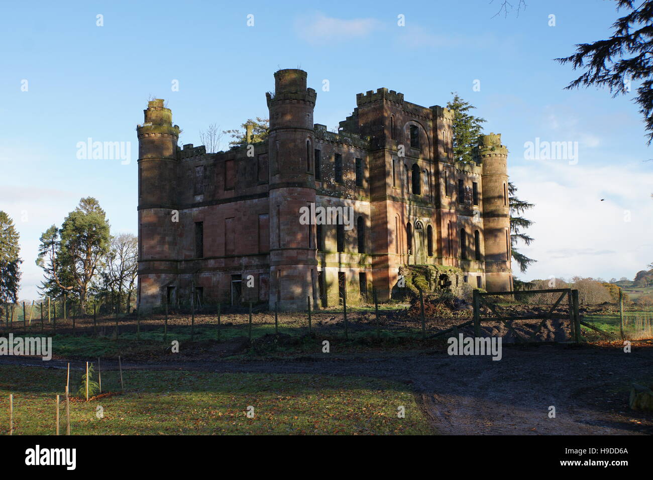 Ruined castle in sun hi-res stock photography and images - Alamy